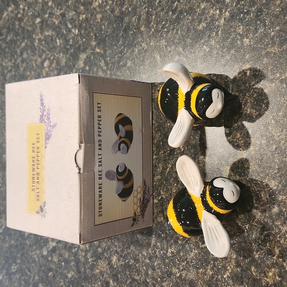 Kitchen | New In Box Cracker Barrel Bee Salt And Pepper Shakers Sp Set ...